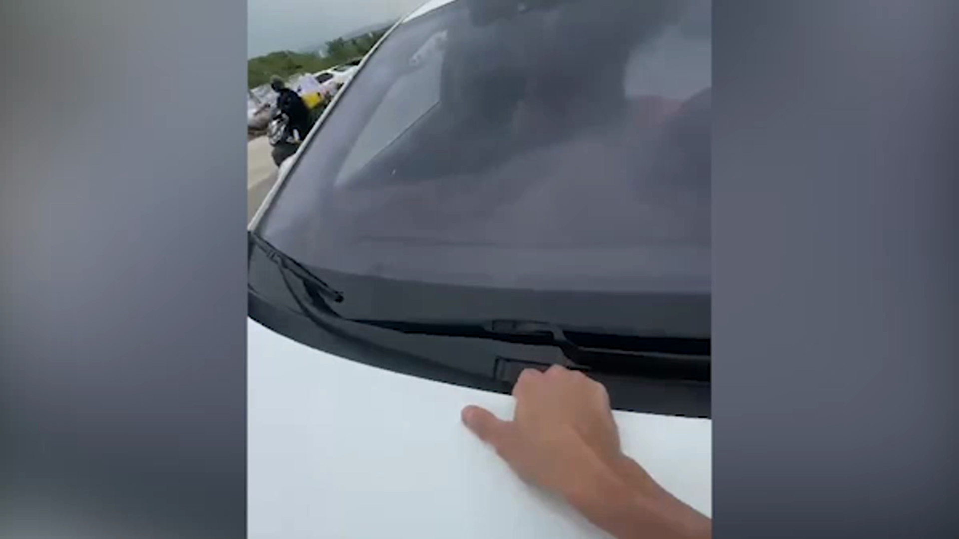 Конфликт автолюбителей в Алматы: водитель Toyota протащил человека на ...