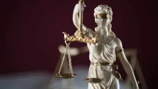 Пенсионер с коттеджем и автомобилем подал с суд на дочь с зарплатой 85 ...